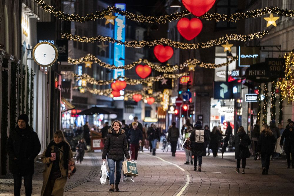 Julelys langs Strøget i København tændes trods energikrise - NB Kommune